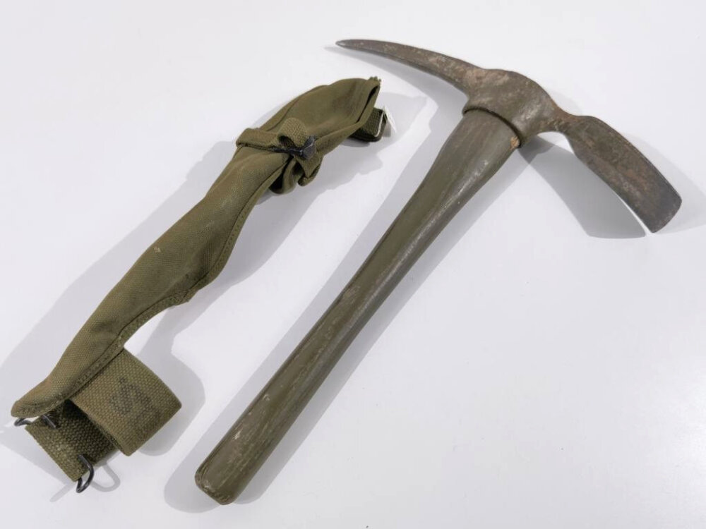 U.S. 1943/44 dated pick mattock, 80,00