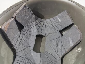 Glocke und Polster für einen Fallschirmjäger Stahlhelm der Wehrmacht.