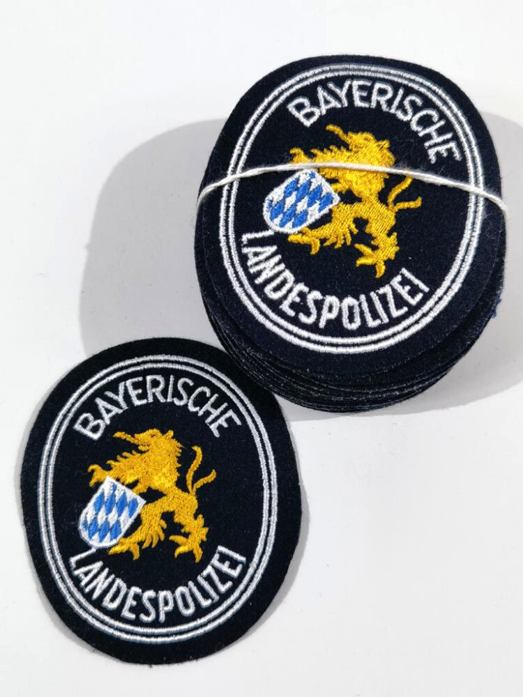 Ärmelabzeichen "Bayerische Landespolizei " auf blauem Untergrund, sie