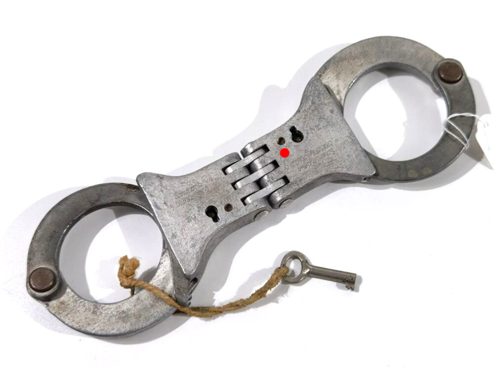 Deutsche Polizei, Paar Handschellen , mit zugehörigem Schlüssel, 250,