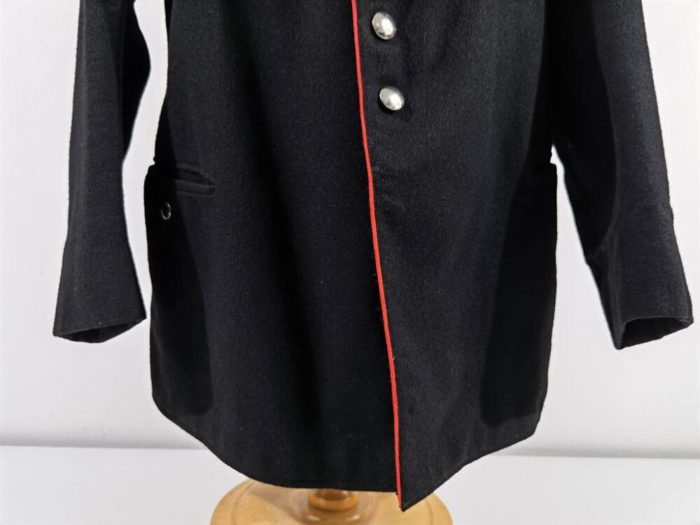 Feuerwehr, schwarze Dienstjacke mit roter Biese. Leicht getragen, in