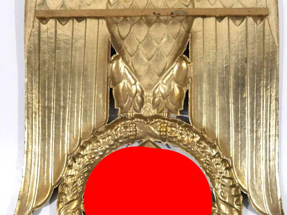 Grosser Parteiadler für Saalschmuck. Lackierte Pappe, Rückseitig mit