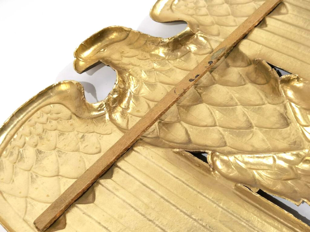 Grosser Parteiadler für Saalschmuck. Lackierte Pappe, Rückseitig mit