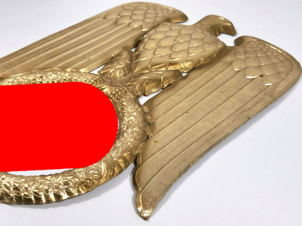 Grosser Parteiadler für Saalschmuck. Lackierte Pappe, Rückseitig mit