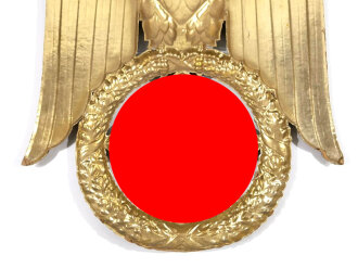 Grosser Parteiadler für Saalschmuck. Lackierte Pappe, Rückseitig mit
