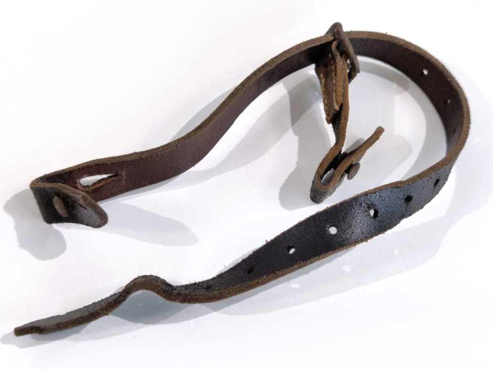 Stahlhelm Kinnriemen Wehrmacht , getragenes Stück, nach dem Krieg von