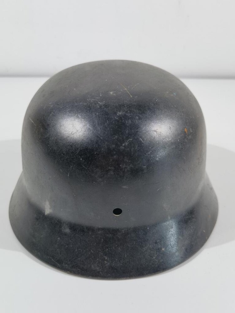 Stahlhelm Glocke Wehrmacht Modell 1935, Q68. Nach dem Krieg schwarz l
