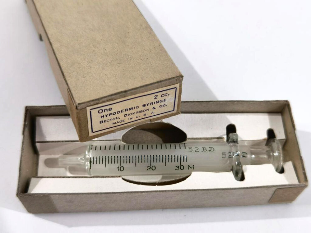 U.S.WWII medical department hypodermic syringe, unused in original bo