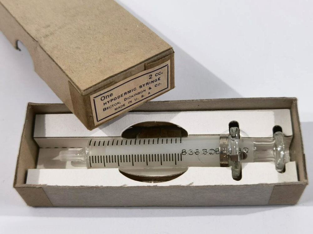 U.S.WWII medical department hypodermic syringe, unused in original bo