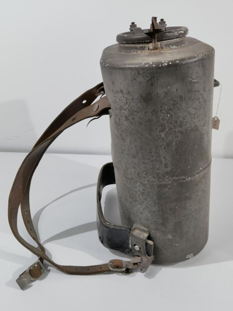 Rückentragebehälter für Verpflegung der Wehrmacht. Aluminium, datiert Rückentragebehälter für Verpflegung der Wehrmacht. Aluminium, datiert