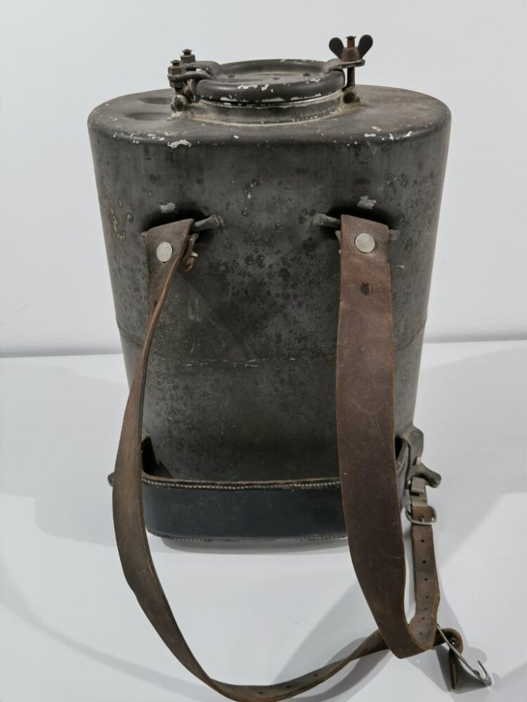 Rückentragebehälter für Verpflegung der Wehrmacht. Aluminium, datiert Rückentragebehälter für Verpflegung der Wehrmacht. Aluminium, datiert