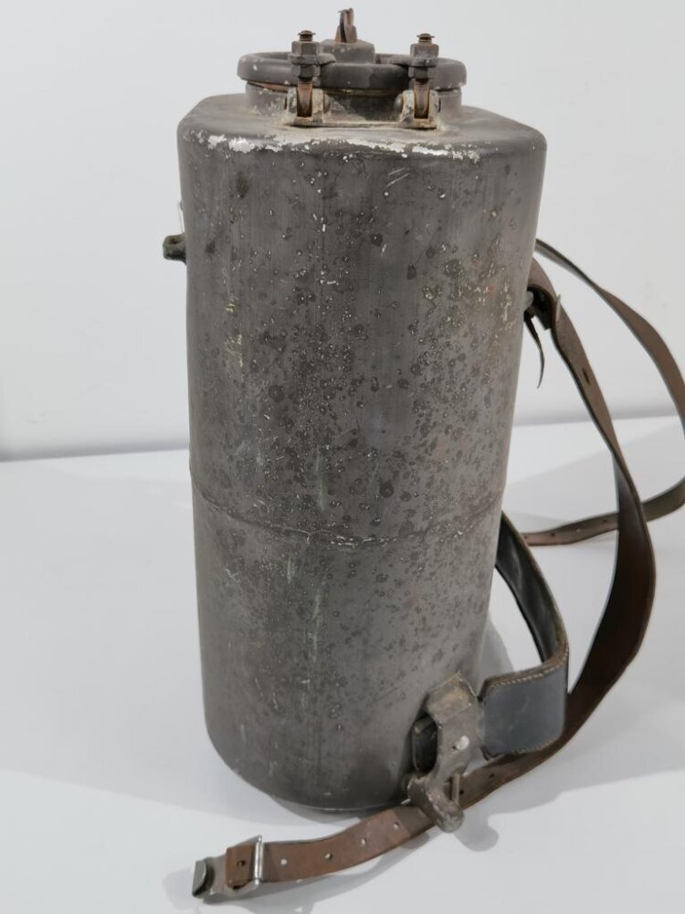 Rückentragebehälter für Verpflegung der Wehrmacht. Aluminium, datiert Rückentragebehälter für Verpflegung der Wehrmacht. Aluminium, datiert