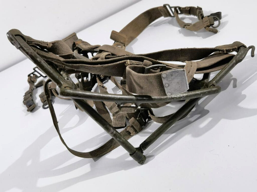 Tragegestell 39 für 5cm Granatwerfer 36 der Wehrmacht. Getragenes Stü