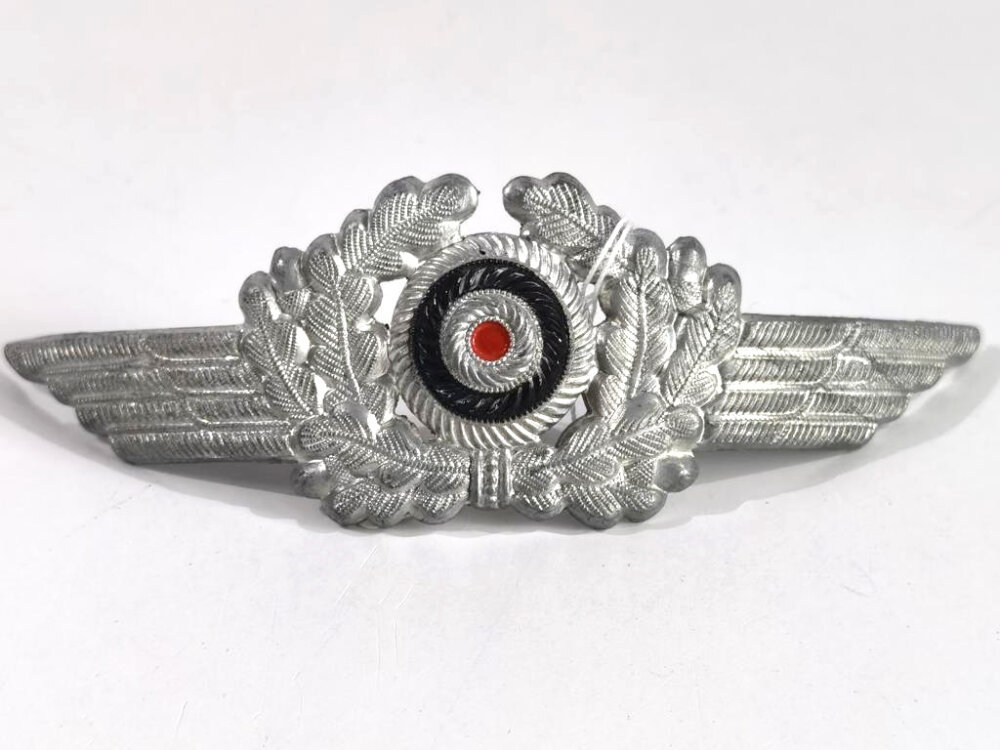 Luftwaffe , Kokarde mit Schwinge für die Schirmmütze, Zink versilbert
