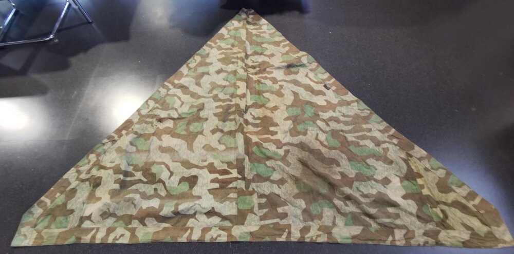 Zeltbahn 31 der Wehrmacht. Farbfrisches, getragenes Stück, hatte nie