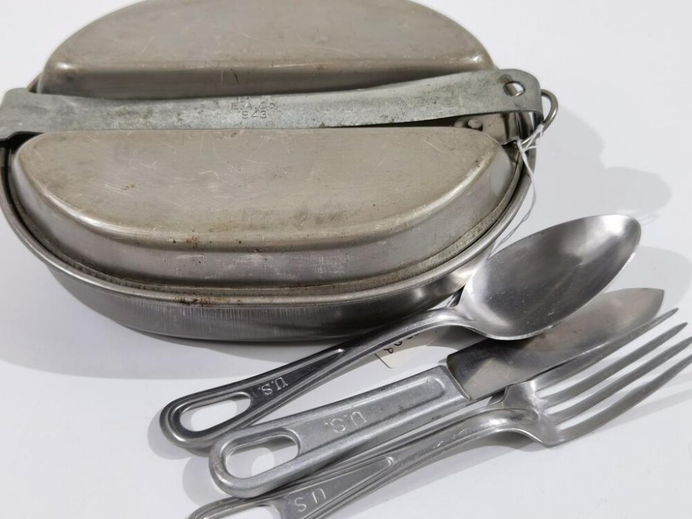 U.S. 1943 dated mess kit with eating utensils, 70,00