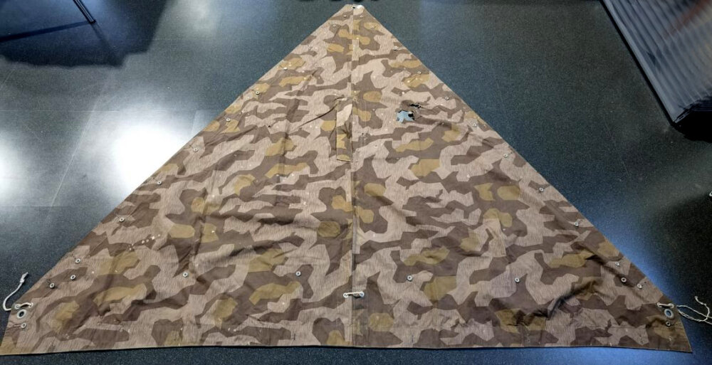 Zeltbahn 31, Variante eine Seite rot . Hersteller "Landes Lieferungs