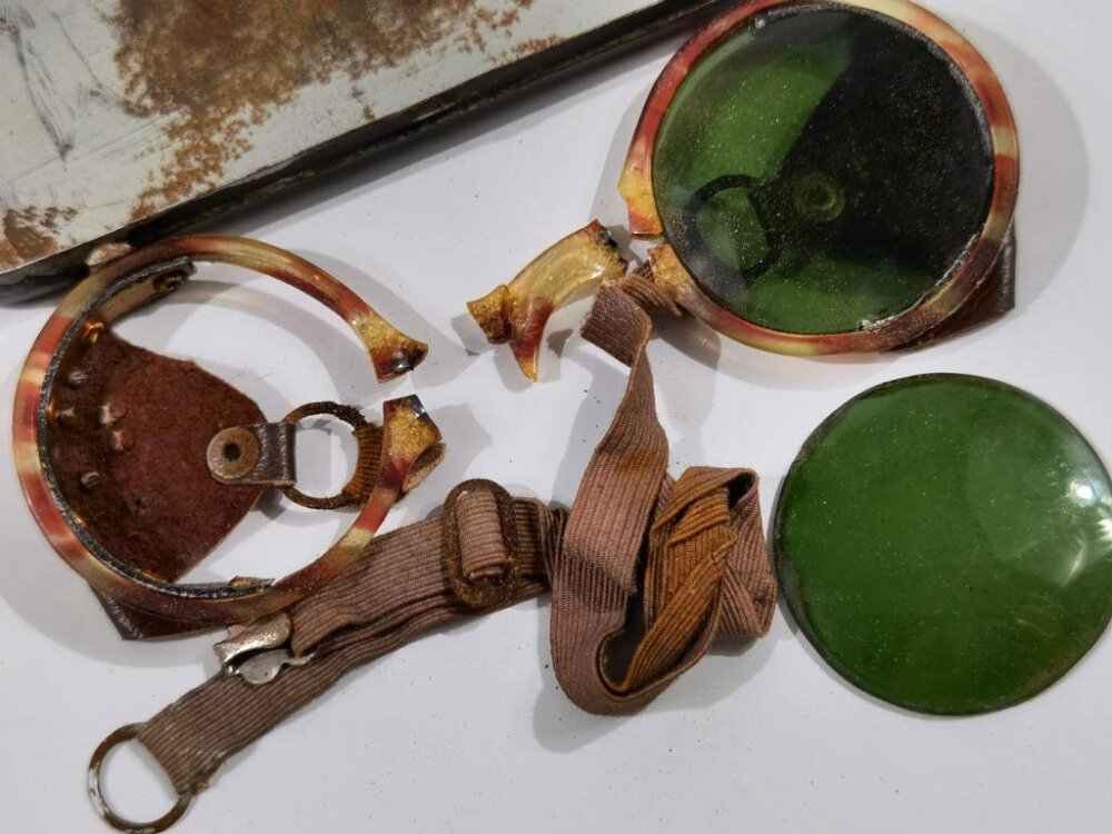 Wehrmacht, defekte Sonnenbrille in Blechetui, 50,00