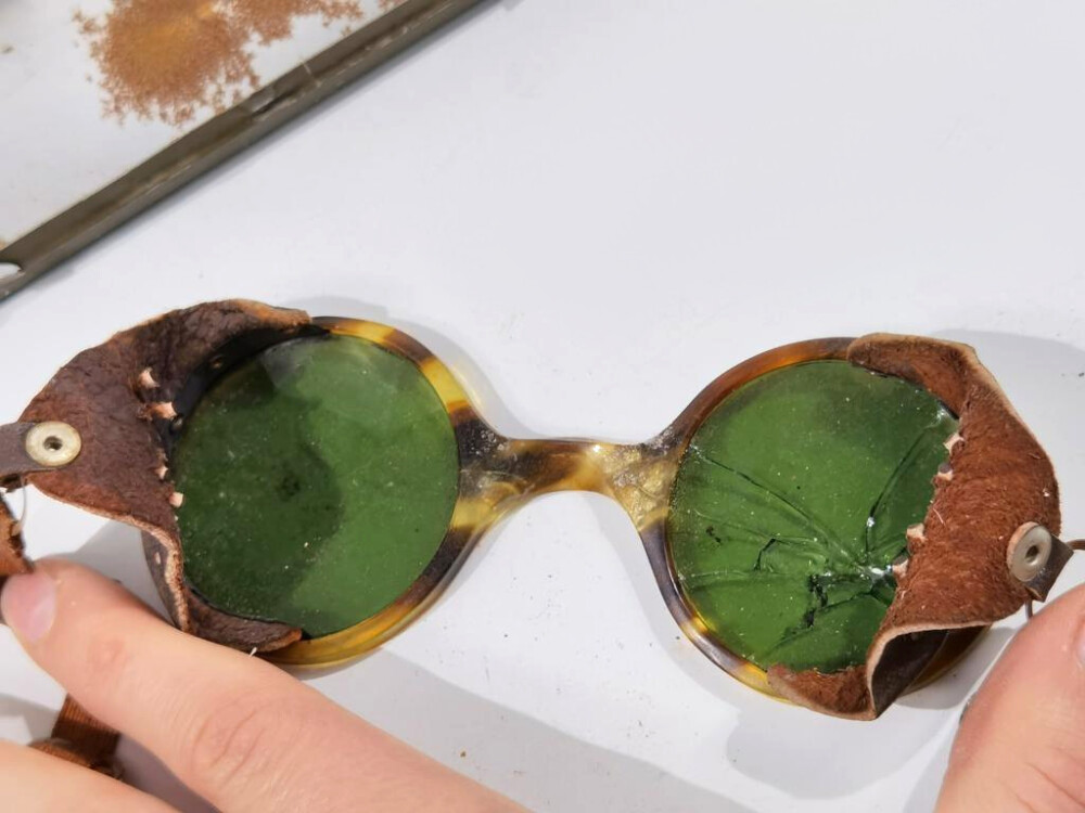 Wehrmacht, defekte Sonnenbrille in Blechetui, 50,00