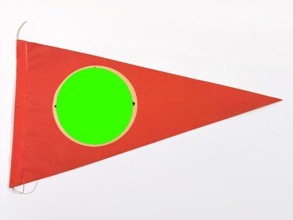 Wimpel aus bedrucktem Papier, schwarzes Hakenkreuz in weißem Kreis. S