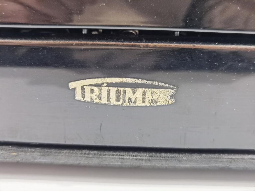 Triumph "Norm 6" Dienstschreibmaschine mit SS Rune auf der 3. Guter G