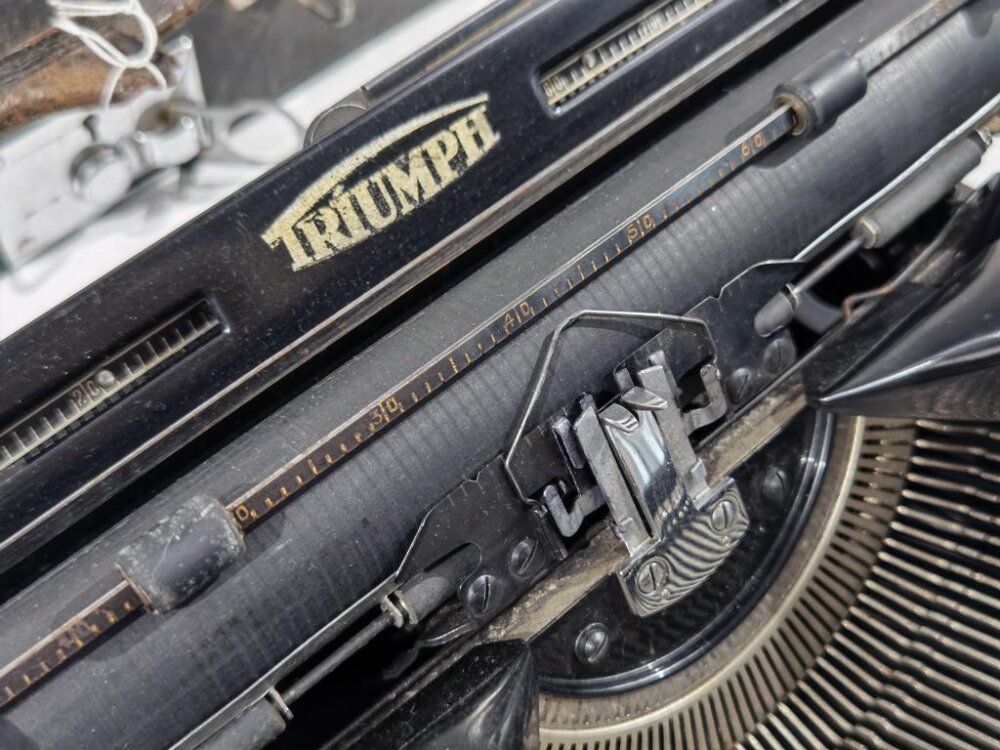 Triumph "Norm 6" Dienstschreibmaschine mit SS Rune auf der 3. Guter G