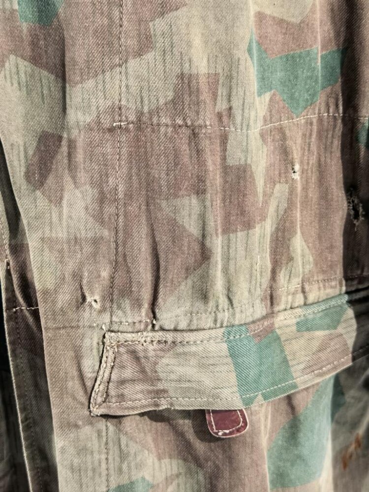 Fallschirmjäger "Knochensack" Splittertarn, Reissverschlüsse und Druc