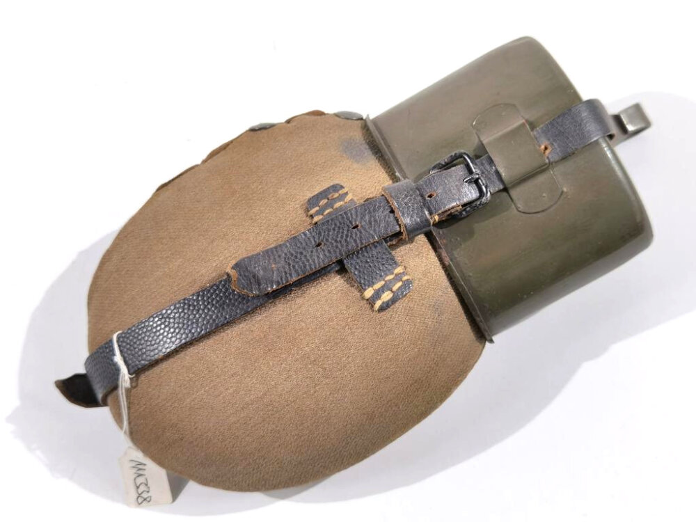 Feldflasche Wehrmacht , späte Ausführung, der Becher datiert 1944, 22