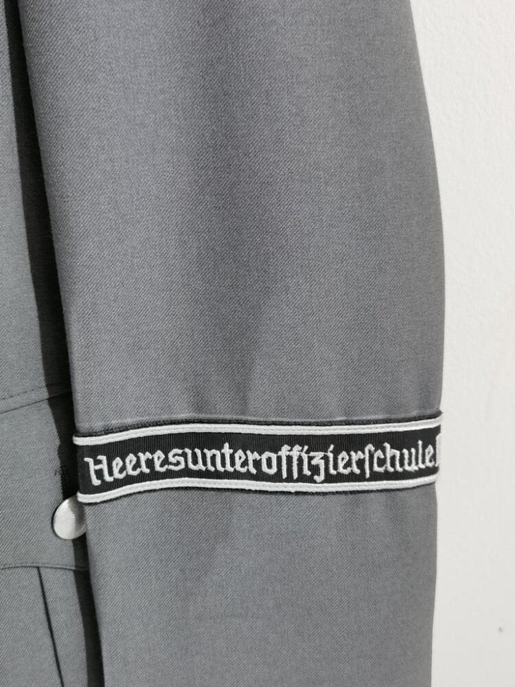 Bundeswehr, Dienstrock für einen Artilleristen, original vernähte Ärm