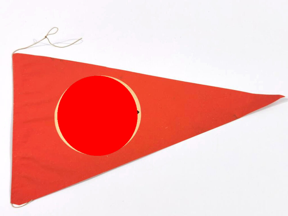 Wimpel aus bedrucktem Papier, schwarzes Hakenkreuz in weißem Kreis. G