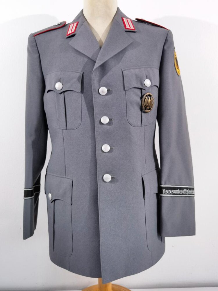 Bundeswehr, Dienstrock für einen Artilleristen, original vernähte Ärm