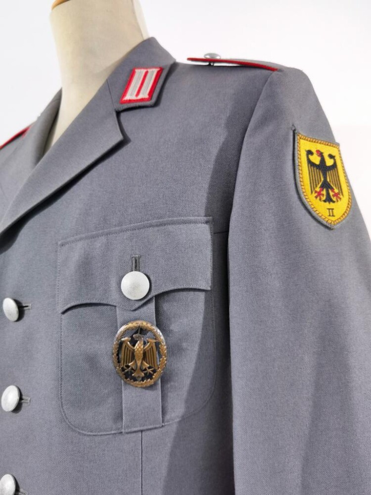 Bundeswehr, Dienstrock für einen Artilleristen, original vernähte Ärm