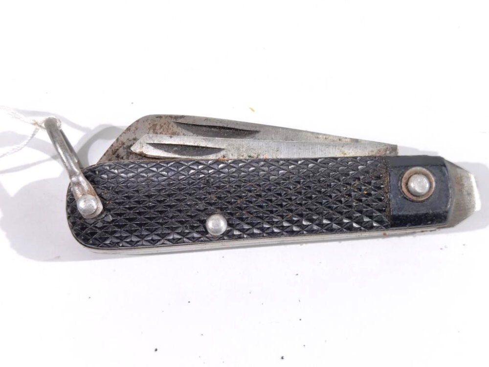 British WWII military pocket knife, maker mark unreadable, broad arro