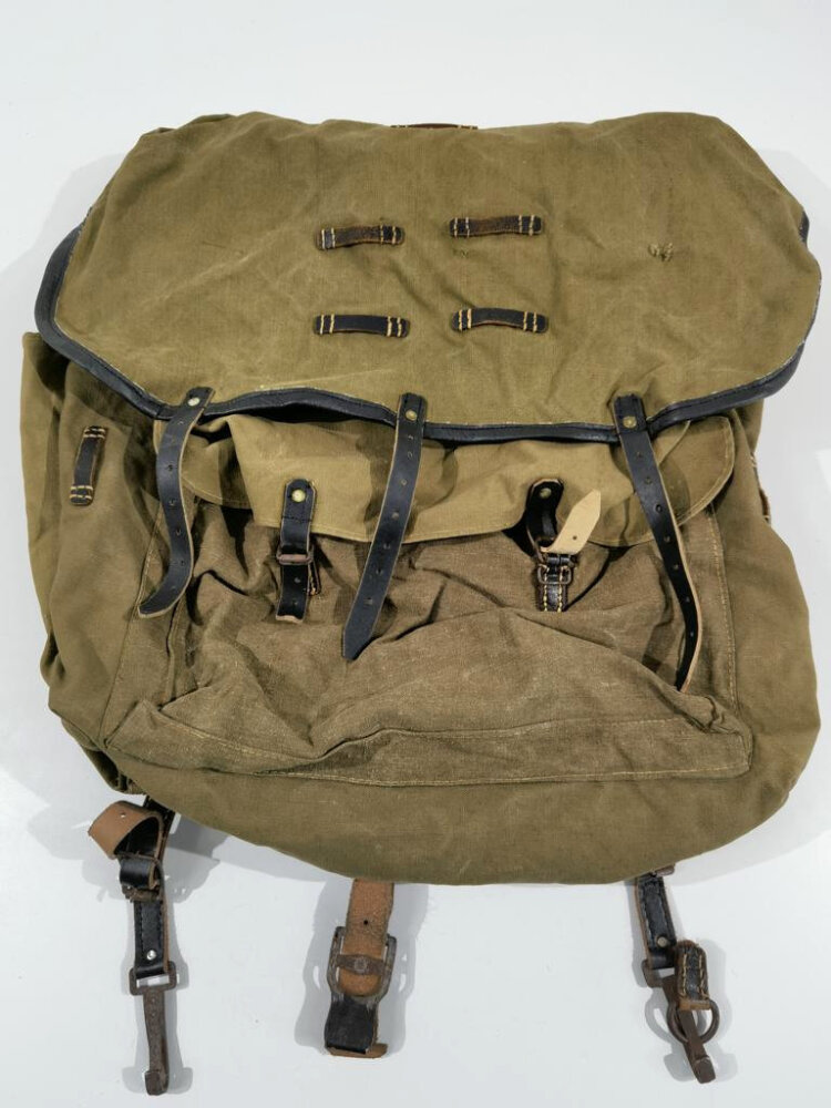 Rucksack für Gebirgstruppen der Wehrmacht. Getragenes Stück mit viele
