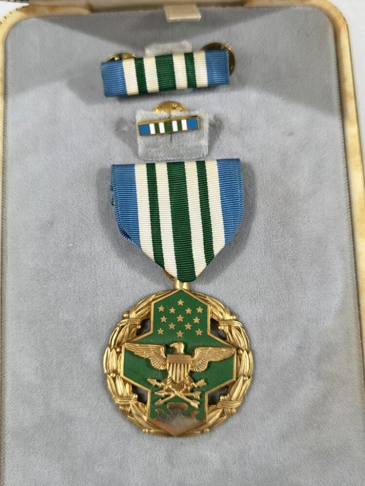 U.S. Joint Service Commendation Medal , cased, aus Raucherhaushalt, 9