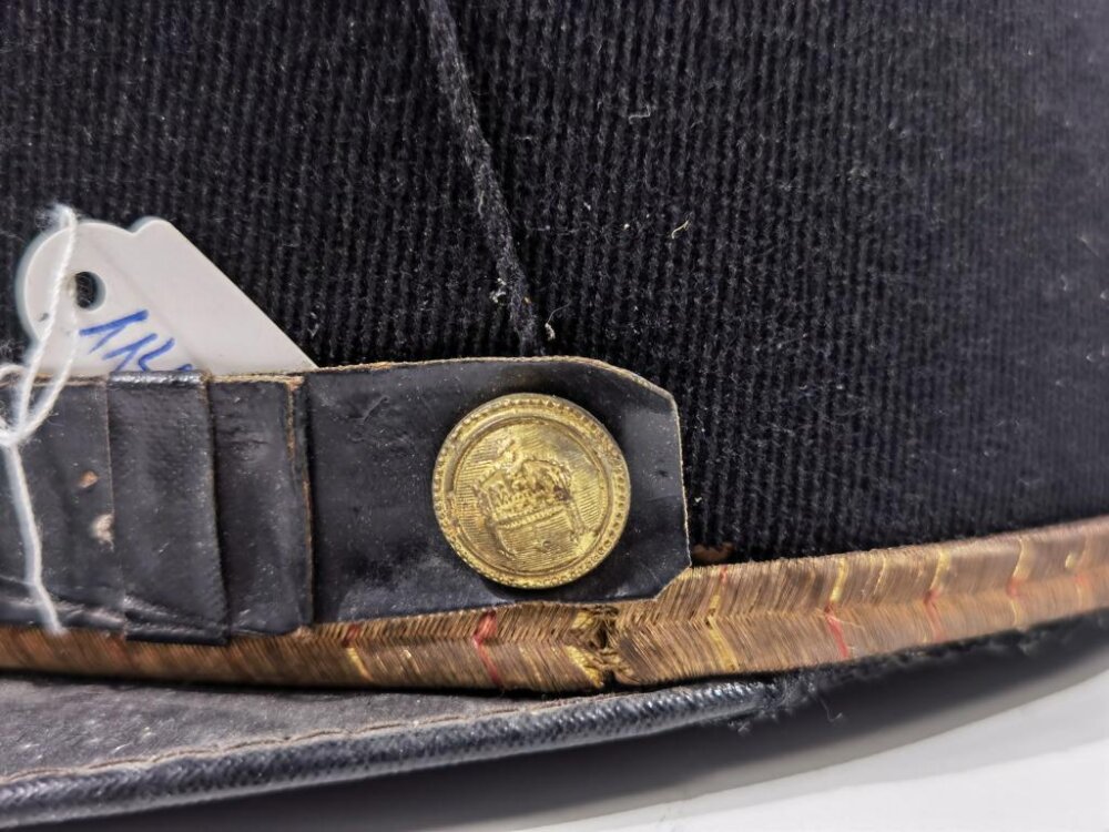 Ungarn, schwarze Kappe für Offiziere, im Stil der k.u.k. Armeekappe.