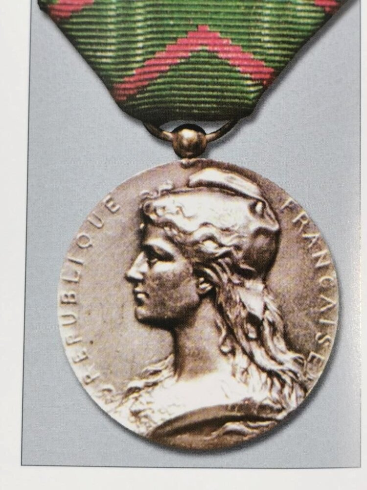 Les decorations francaises, Preface du General jean - Philippe Douin,