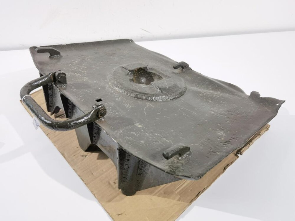 Bodenplatte für 8cm Granatwerfer 34 der Wehrmacht. Leicht narbig, übe