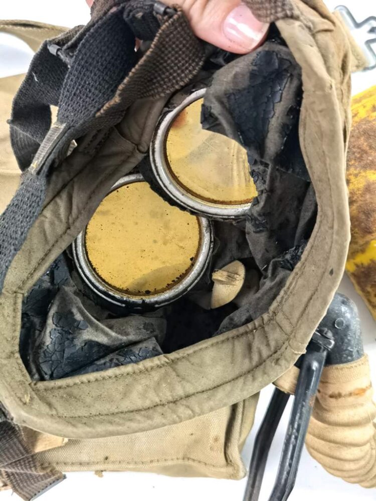 U.S. WWI, gasmask in bag , model CEM ( Corrected english model) tube