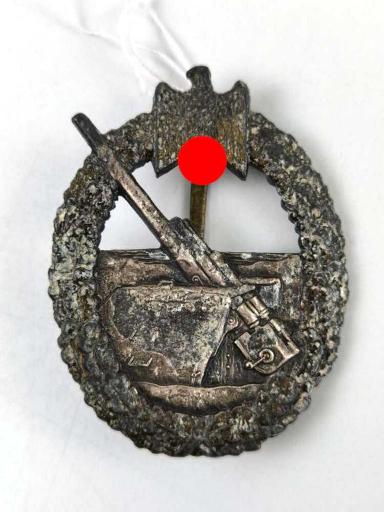 Kriegsmarine, Abzeichen für Marineartillerie, Zink, Hersteller Wiedma