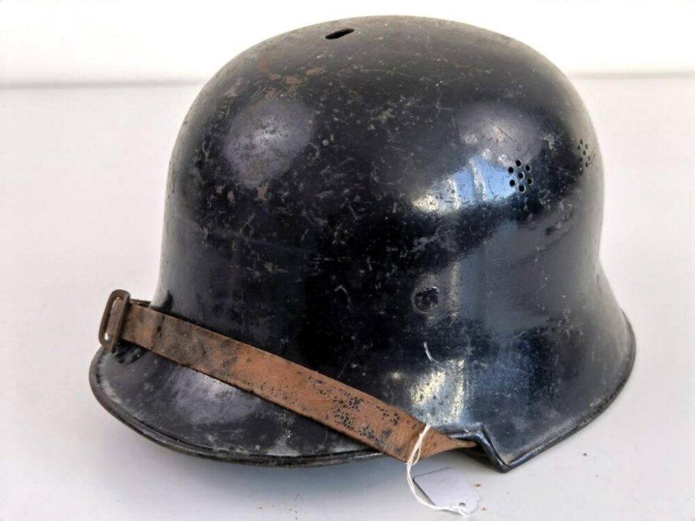 Feuerwehr III.Reich, Stahlhelm stark gebraucht, nach dem Krieg neu la