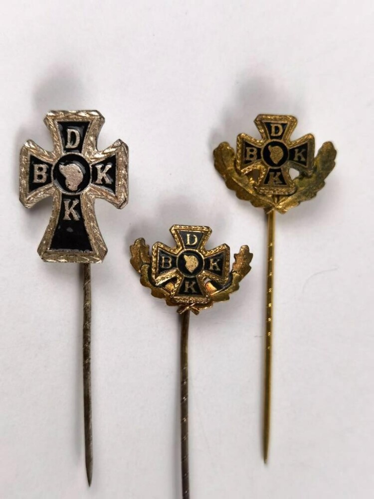 Deutschland nach 1945, 3 x Anstecknadel " DBKK", 20,00