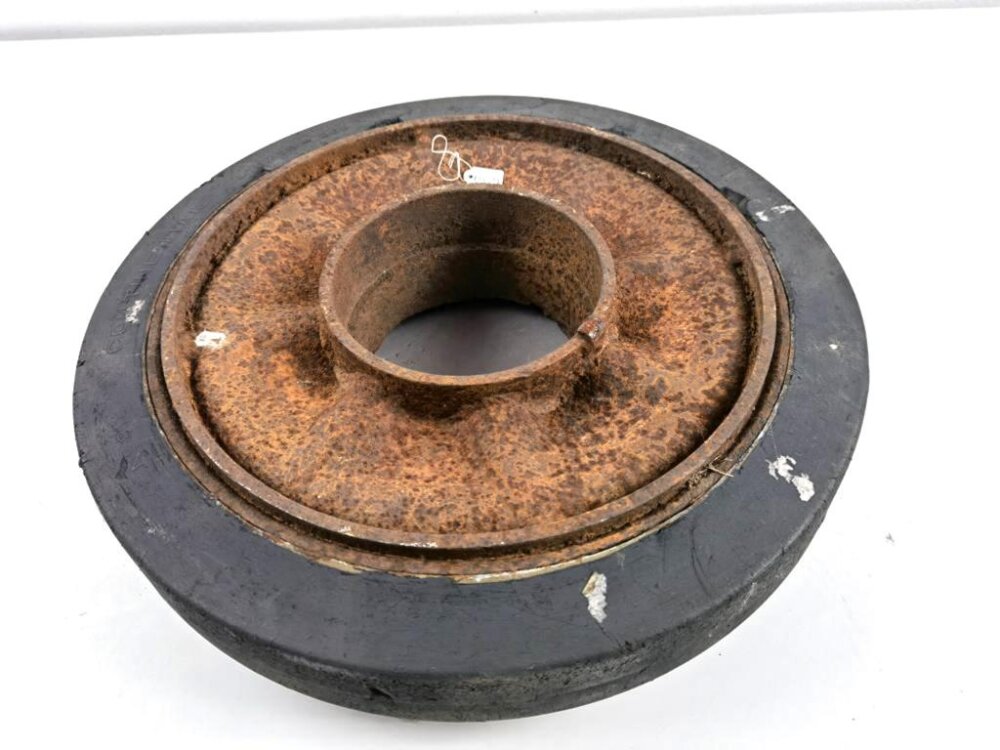 Laufrolle vermutlich Panzer IV der Wehrmacht. Das Gummi markiert Cont