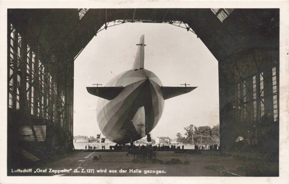 Ansichtskarte " Luftschiff Graf Zeppelin LZ127 wird aus der Halle gez