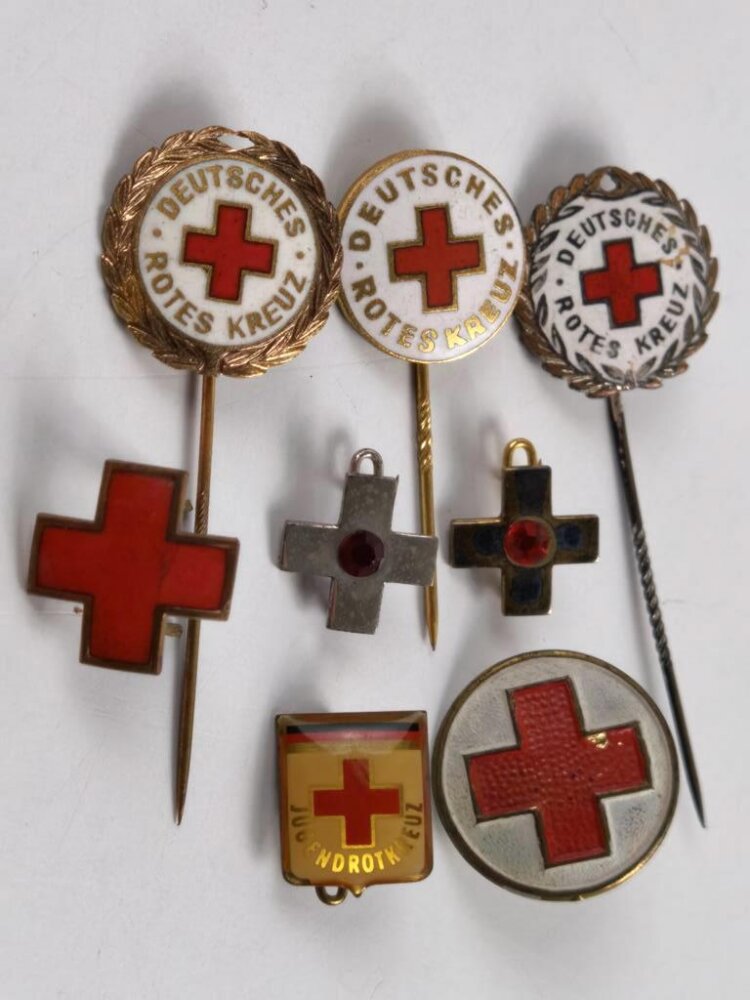 Rotes Kreuz, Konvolut Abzeichen Deutsch und International, 25,00