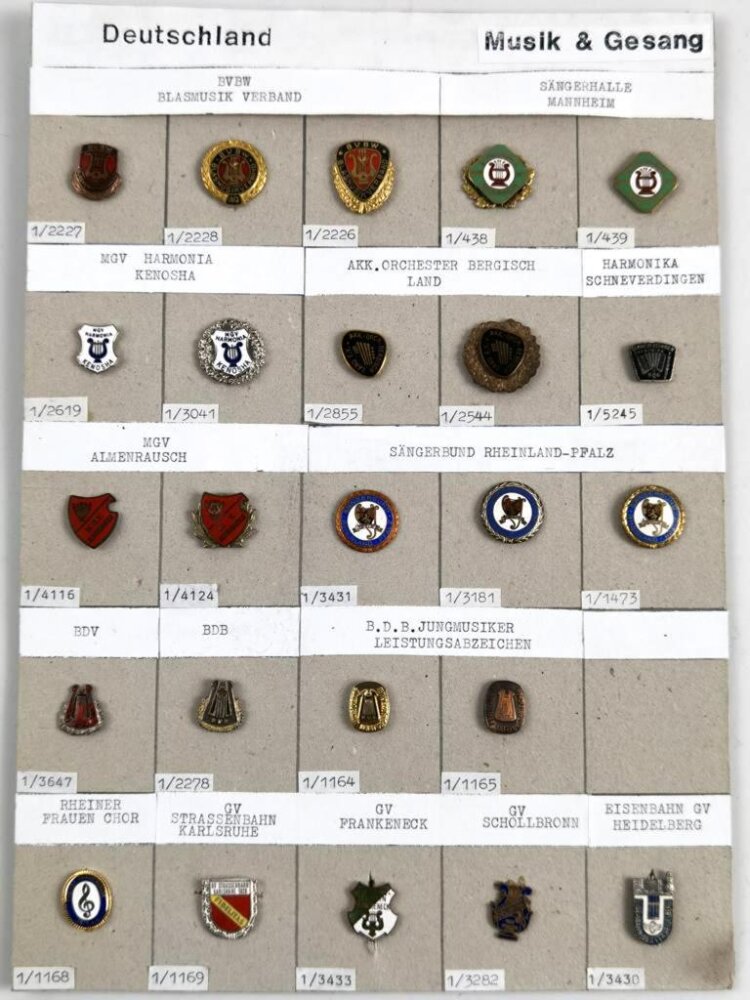 Deutschland nach 1945, 24 Stück Abzeichen zum Thema Musik & Gesang, 5