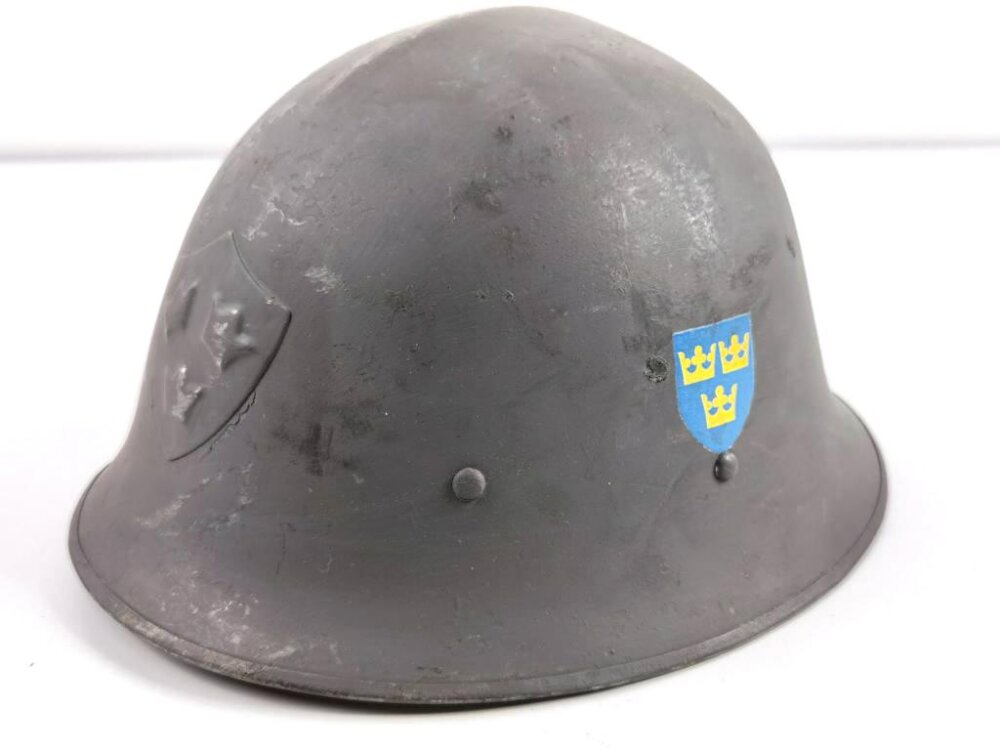 Schweden, Stahlhelm M21/26. Von der schwedischen Armee überlackiertes