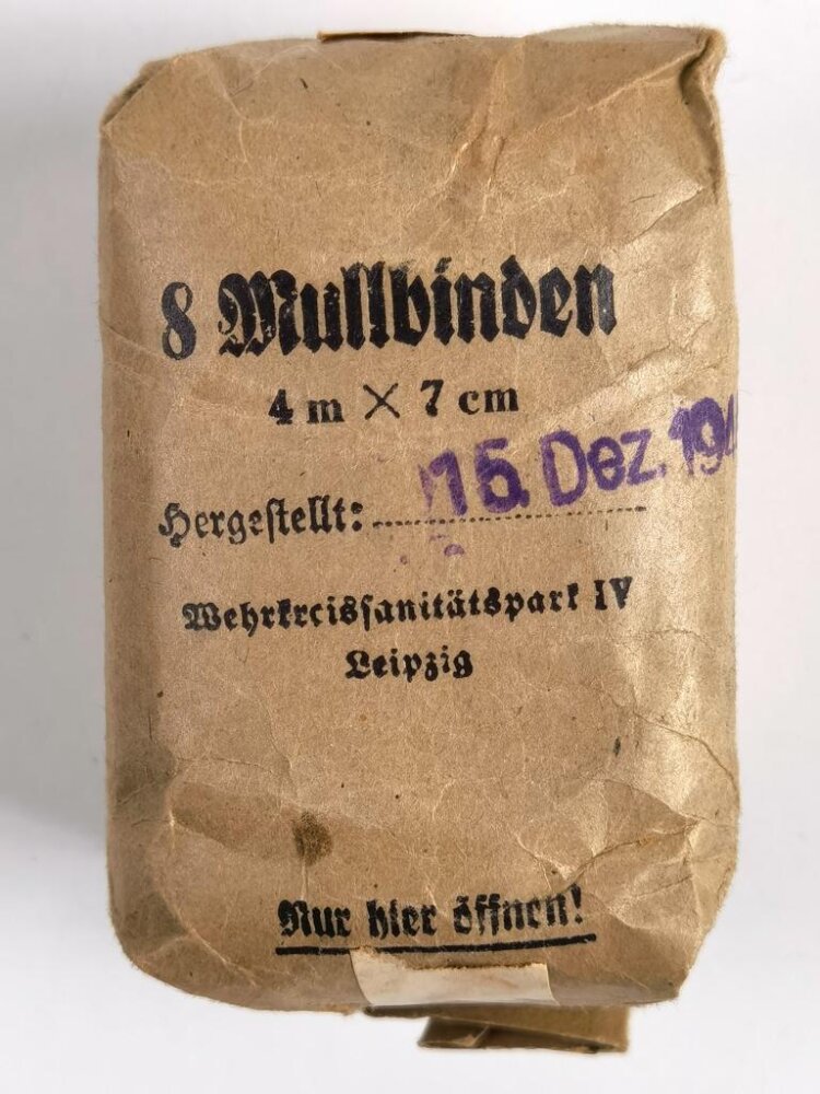 "8 Mullbinden" datiert 1944, 25,00
