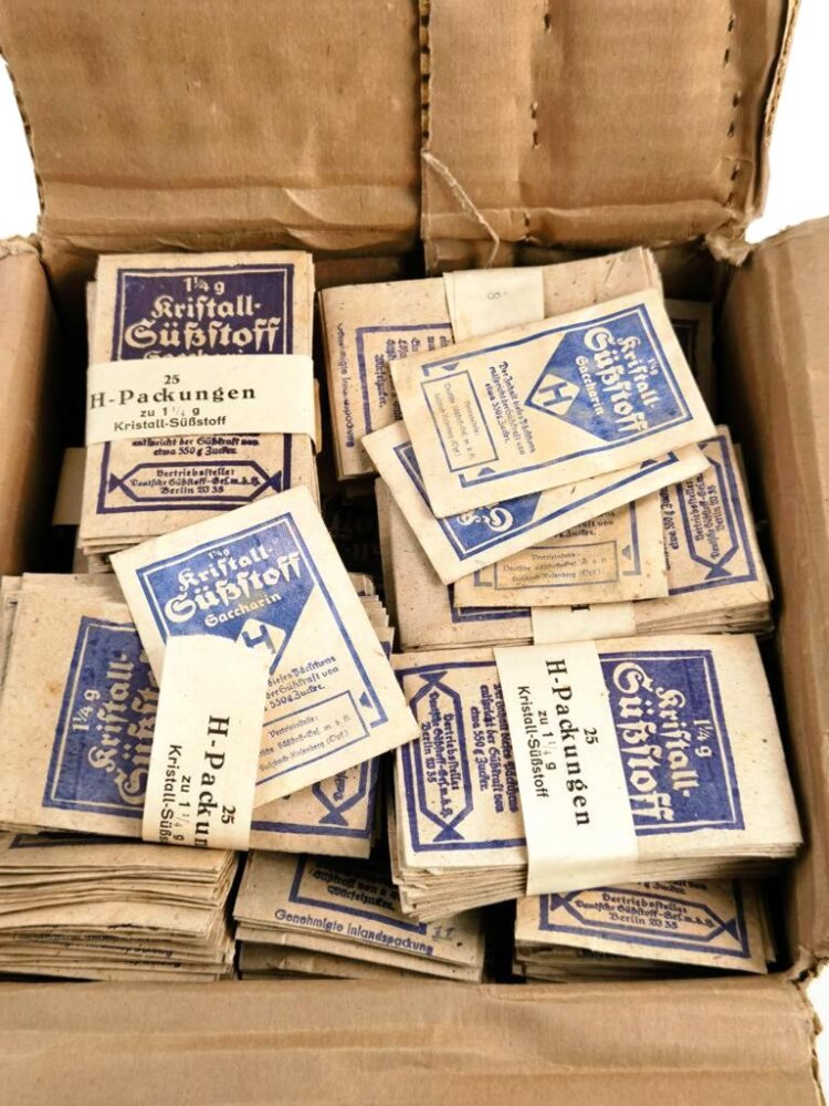 Kompletter Karton mit ungezählten Briefchen "1 1/4 Gramm Kristall Süß