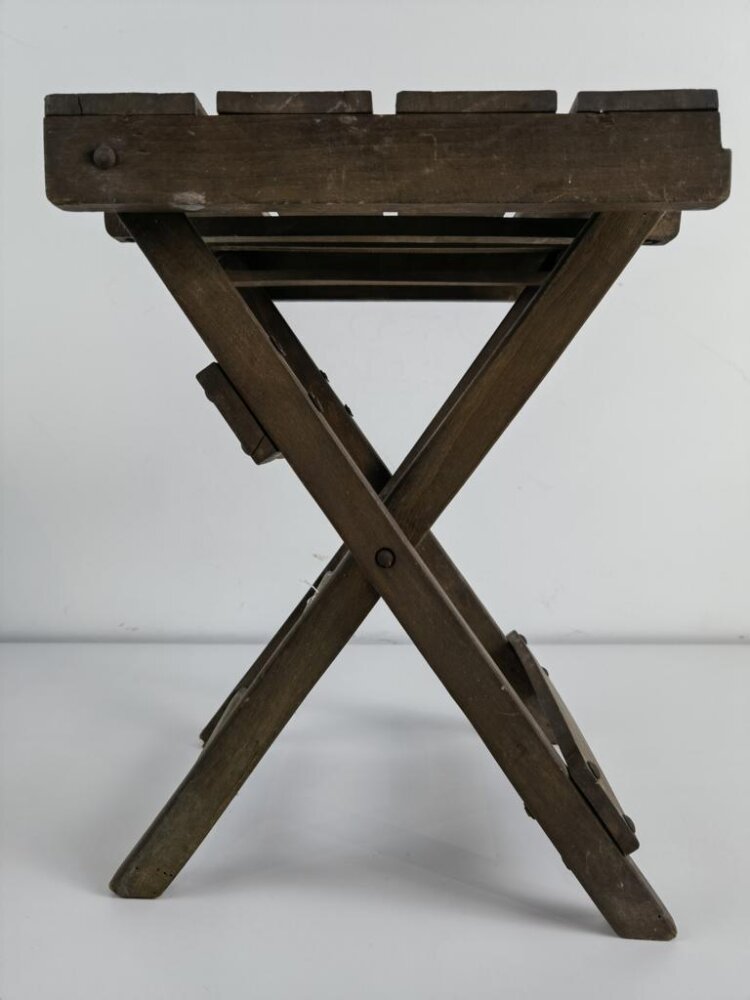 Klapphocker aus Holz, sieht man sowohl bei Funkpersonal als auch in B